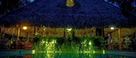 Piscina exterior, espreguiçadeiras