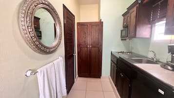 Beach Suite | Cozinha privada | Um frigorífico, um micro-ondas, uma placa de cozinha