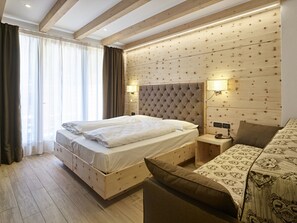 Quarto casal luxo, vista para a montanha | Edredons de pluma, camas com colchões de espuma com sistema de memória