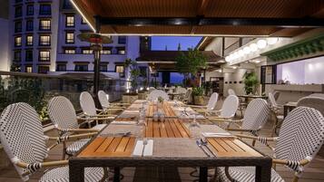 2 restaurantes, pequenos-almoços servidos