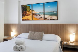 Frigobar, cofres nos quartos, escrivaninha