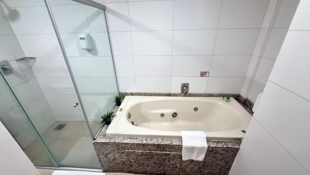 Quarto Superior | Casa de banho | Um polibã, um secador de cabelo, toalhas fornecidas 