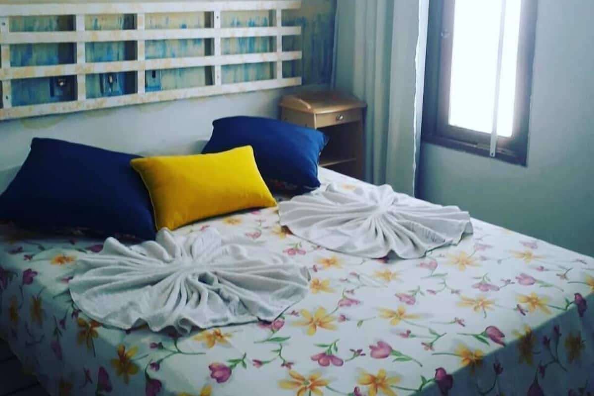 Quarto Individual | Minibar, cortinas/cortinados opacos, roupa de cama fornecida