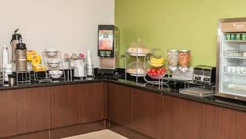 Café da manhã com buffet grátis todos os dias