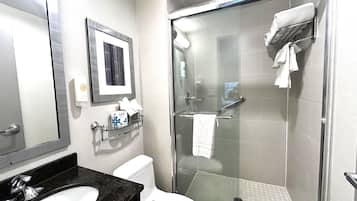 Quarto Standard, 2 camas de casal, não fumadores, Vista para a cidade | Casa de banho | Um polibã e uma banheira separados, artigos de higiene pessoal grátis