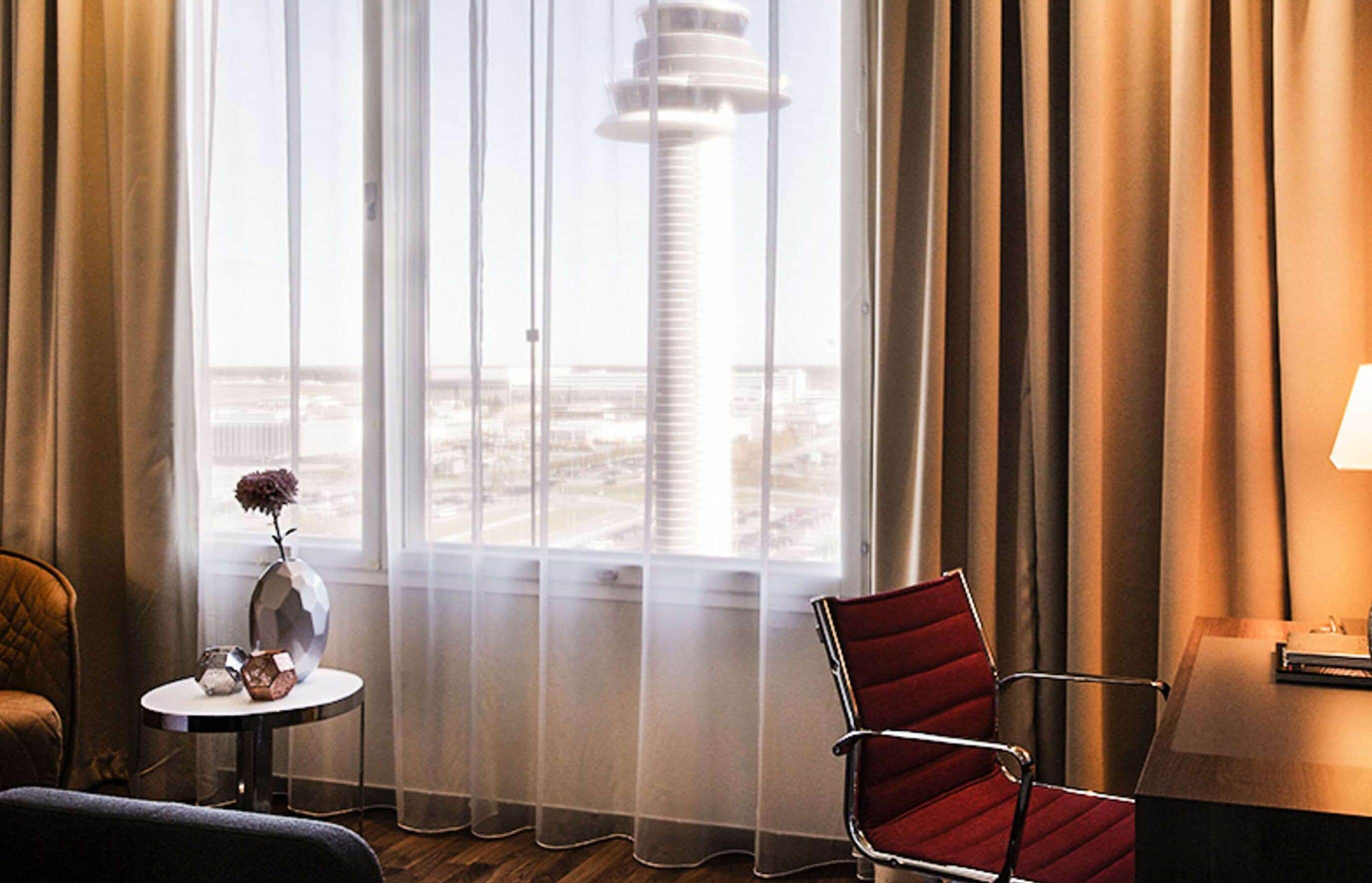 Frigobar, cofres nos quartos, escrivaninha, quartos à prova de som