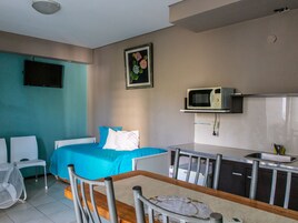 Minifrigorífico, um micro-ondas, uma placa de cozinha