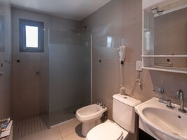 Um secador de cabelo, um bidé, toalhas fornecidas, sabão