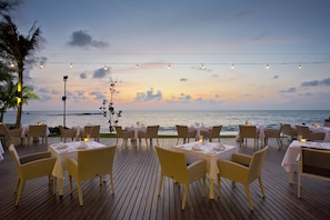 2 restaurantes: servem pequenos-almoços, almoços e jantares