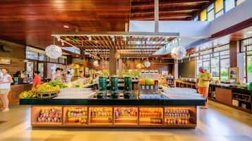 2 restaurantes, é servido café da manhã