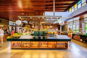 2 restaurantes, é servido café da manhã