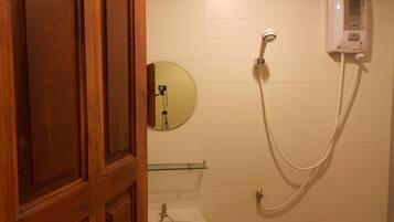 Chuveiro, produtos de toalete grátis, toalhas de banho