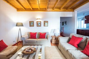 Casa, 2 quartos, mezanino (1) | Sala de estar | Televisor LCD de 60 cm com canais via satélite, televisor 