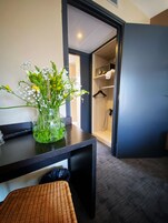 Quarto casal ou duplo clássico, sacada | Roupas de cama premium, cofres nos quartos, escrivaninha