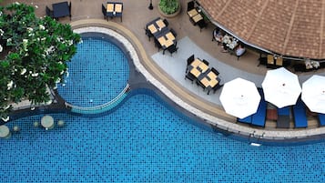 Piscina exterior, guarda-sóis, espreguiçadeiras