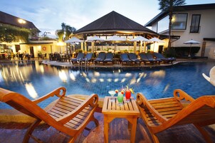 Piscina externa, guarda-sóis, espreguiçadeiras