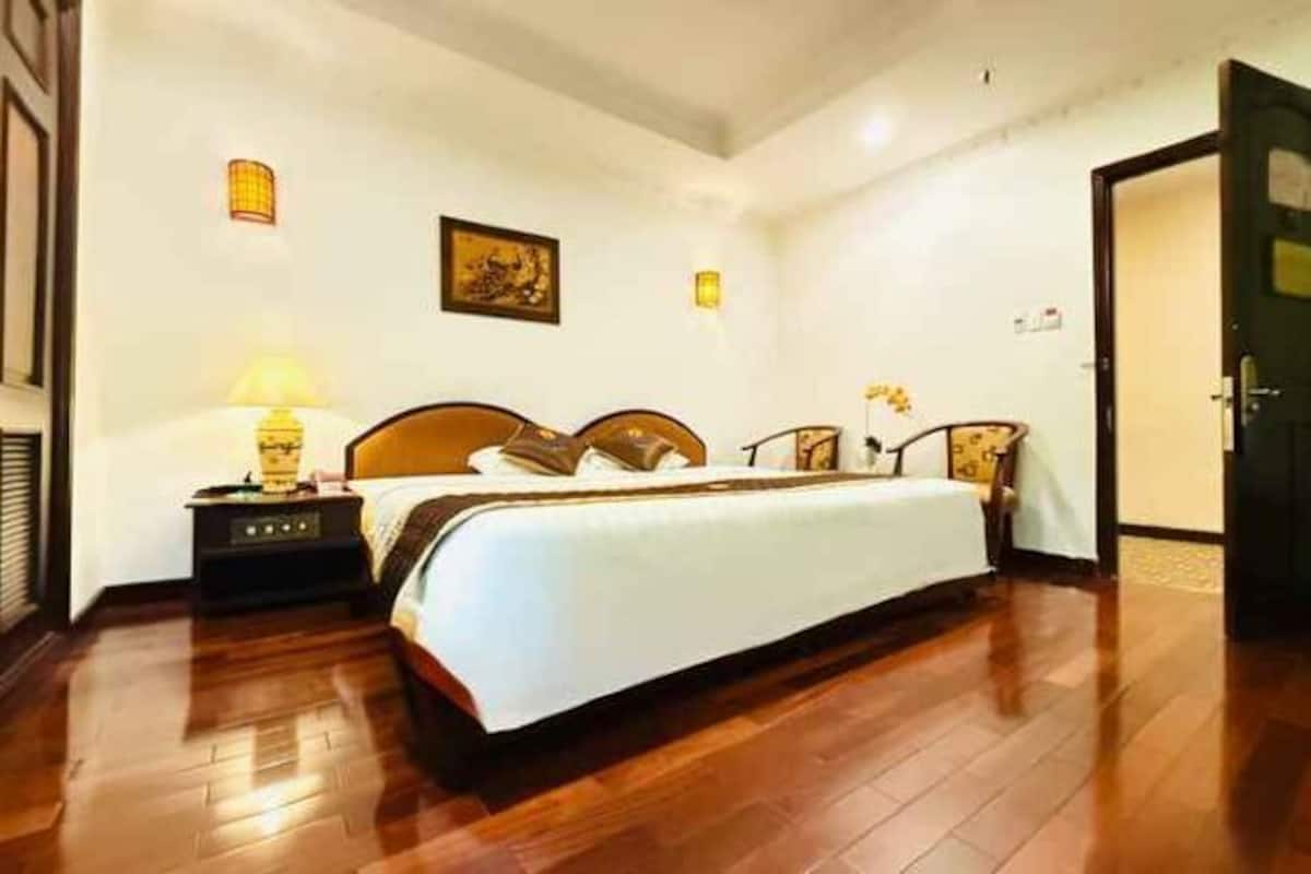 Frigobar, cofres nos quartos, escrivaninha, Wi-Fi de cortesia