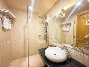 Quarto Superior, sem janelas | Casa de banho | Artigos de higiene pessoal grátis, um secador de cabelo, roupões 