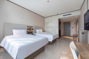 Minibar, cofre no quarto, secretária, camas desdobráveis 