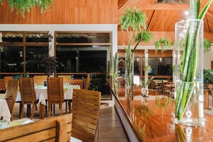 Serviço de café da manhã, culinária internacional, vistas para o mar 