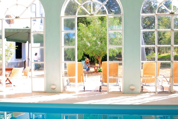 Piscina interna, espreguiçadeiras