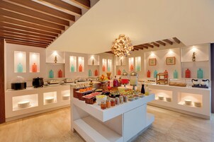 Um buffet de café da manhã moderno, com diversas opções de alimentos e uma área de serviço central.