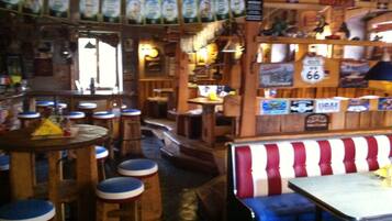 Serviço de café da manhã, almoço, jantar; vistas para o jardim