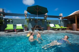 Piscina exterior, guarda-sóis, espreguiçadeiras