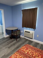 Quarto, 1 cama Queen, para não fumantes | Cofres nos quartos, Wi-Fi de cortesia, roupa de cama