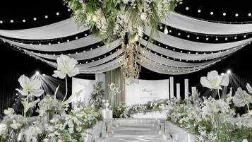 Palco com arranjo floral e tecido drapeado.