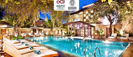 Piscina externa, guarda-sóis, espreguiçadeiras