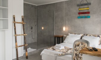 Quarto Duplo Deluxe, 1 cama queen-size | Casa de banho | Um polibã, artigos de higiene pessoal grátis, um secador de cabelo 