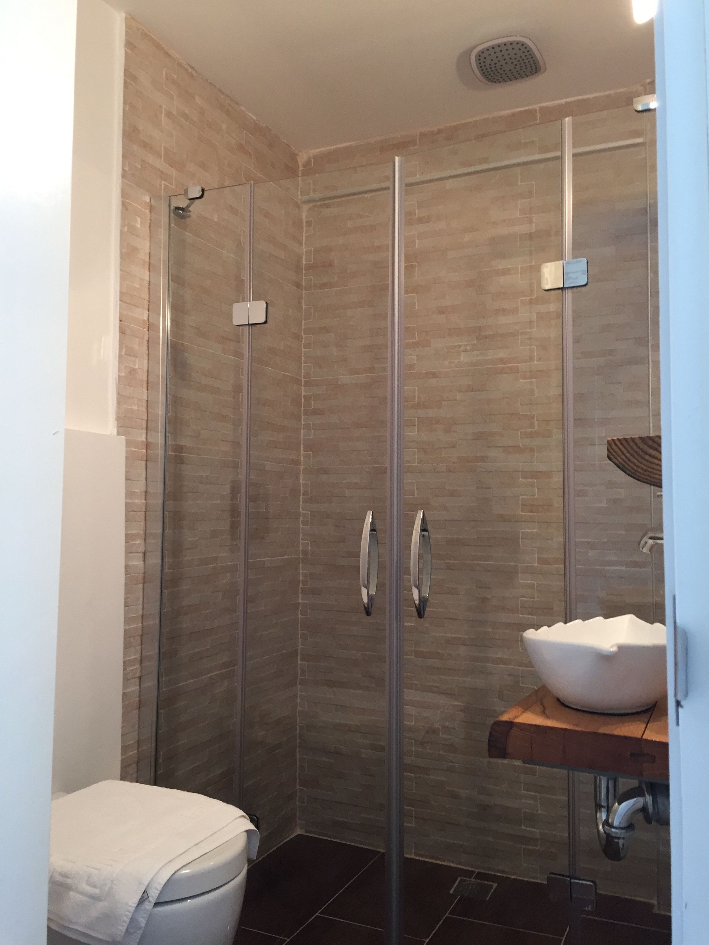 Chuveiro, produtos de toalete grátis, secador de cabelo, bidê