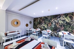 Café da manhã com buffet todos os dias (EUR 13.00 por pessoa) 