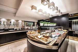 Café da manhã com buffet grátis todos os dias