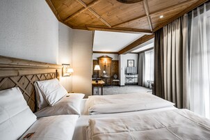 Quarto casal conforto (Sölden) | Roupas de cama antialérgicas, cofres nos quartos, Wi-Fi de cortesia