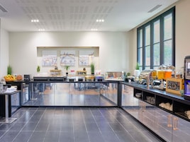 Café da manhã com buffet todos os dias mediante uma taxa