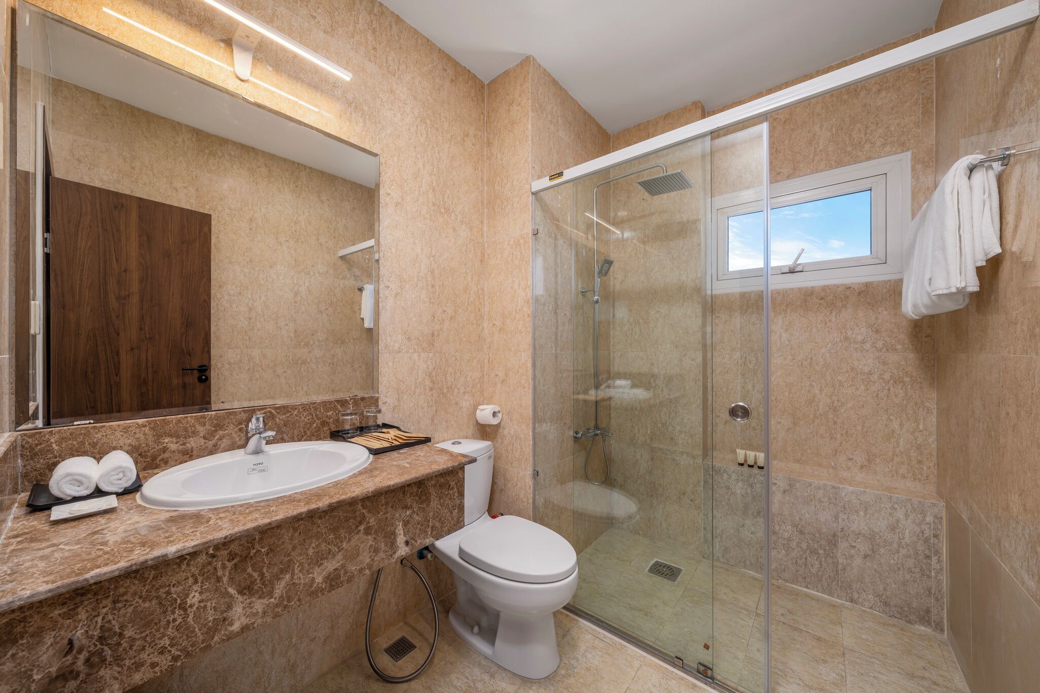 Quarto Duplo ou Twin Deluxe | Casa de banho | Um chuveiro fixo, artigos de higiene pessoal grátis 