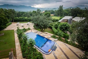 Piscina externa, funciona das 8h às 19h, espreguiçadeiras