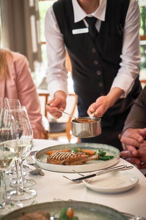 2 restaurantes: servem pequenos-almoços, almoços e jantares