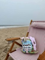 Perto da praia, espreguiçadeiras, guarda-sóis, toalhas de praia 