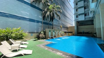 Piscina externa, espreguiçadeiras