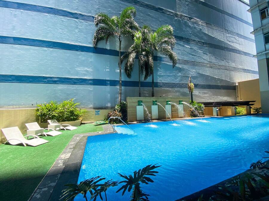 Piscina externa, espreguiçadeiras