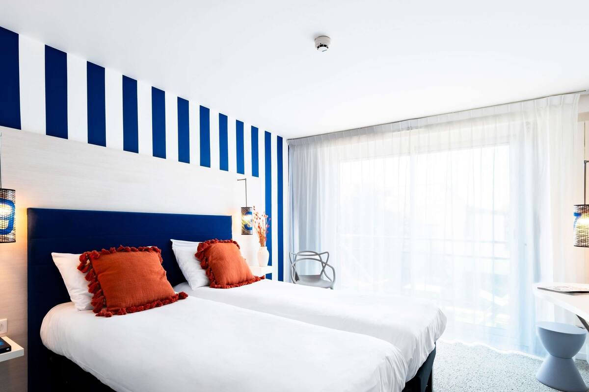 Quarto Standard, 2 camas individuais | Roupa de alta qualidade, secretária, quartos insonorizados 