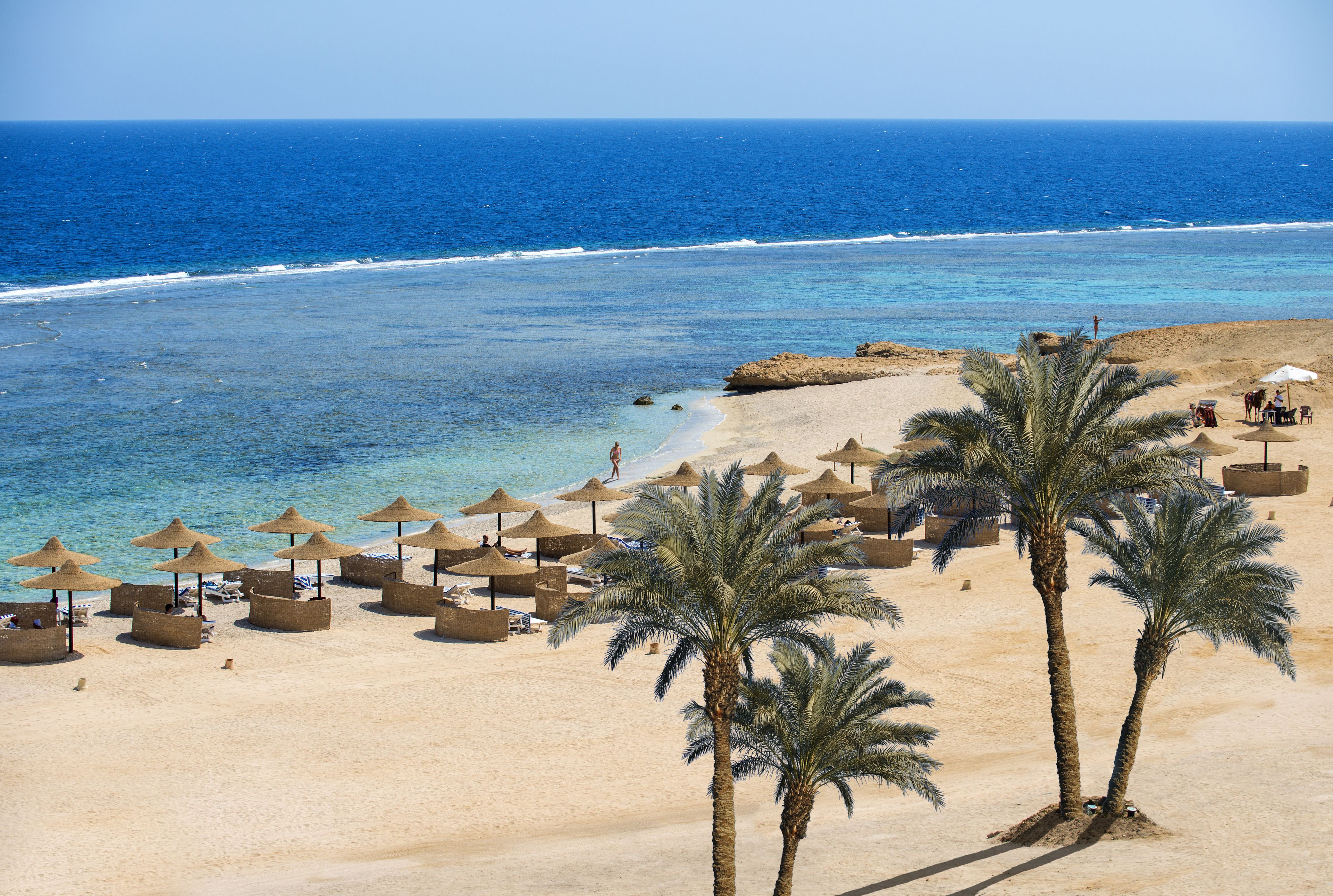 Uma praia privada, snorkel, voleibol de praia, bares na praia 