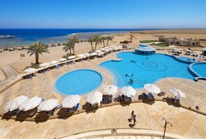 2 piscinas exteriores, espreguiçadeiras 