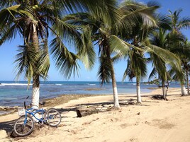 Perto da praia, areia branca 