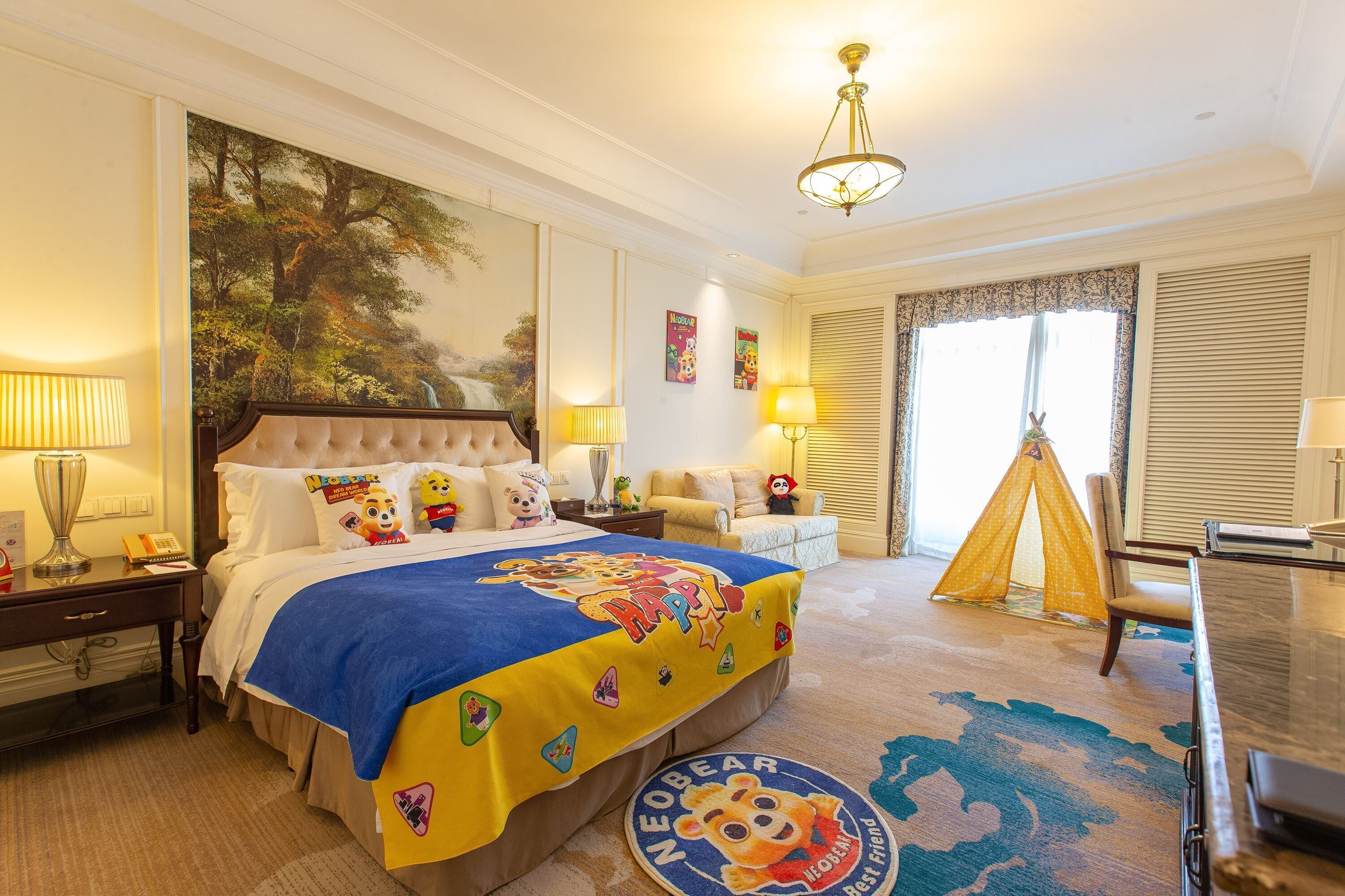 Quarto de hotel com uma cama grande, uma escrivaninha, uma cadeira, um abajur, um quadro e uma tenda.