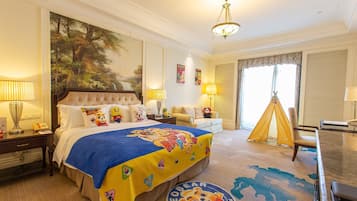 Quarto de hotel com uma cama grande, uma escrivaninha, uma cadeira, um abajur, um quadro e uma tenda.