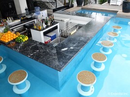 2 bares/lounges, este bar com transmissão de jogos em direto 